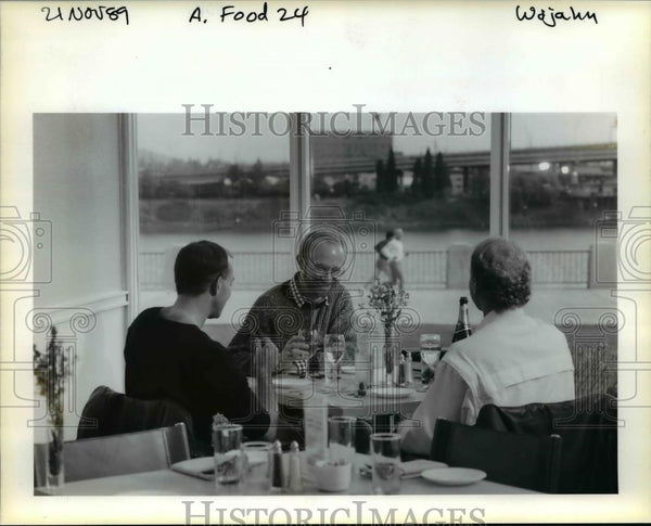 1989 Press Photo Peter Siegal having lunch w/ Bill Space & Gene Troyer ...