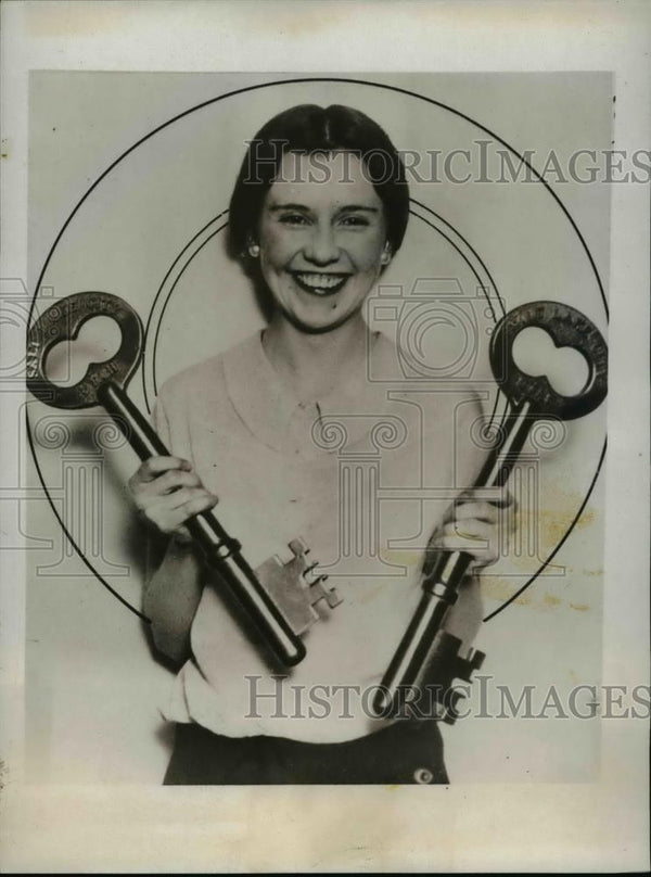 1932 Press Photo Ms Helen Hammer hold a Salt Lake Hospitality Symbols ...