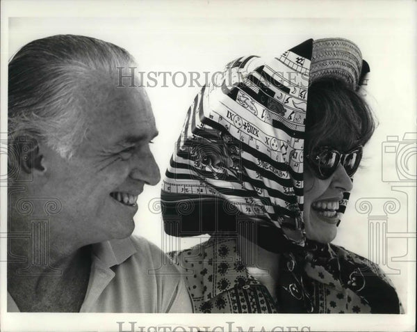 1972 Press Photo Douglas Fairbanks & Suzy Knickerbocker Columnist in A ...