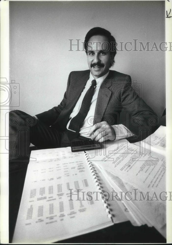1984 Press Photo Lawrence Estes Vice President Trustees Private Bank P ...