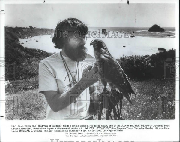1982 Press Photo Dan Deuel Birdman of Bardon Nurses Sick Birds Red Tai ...