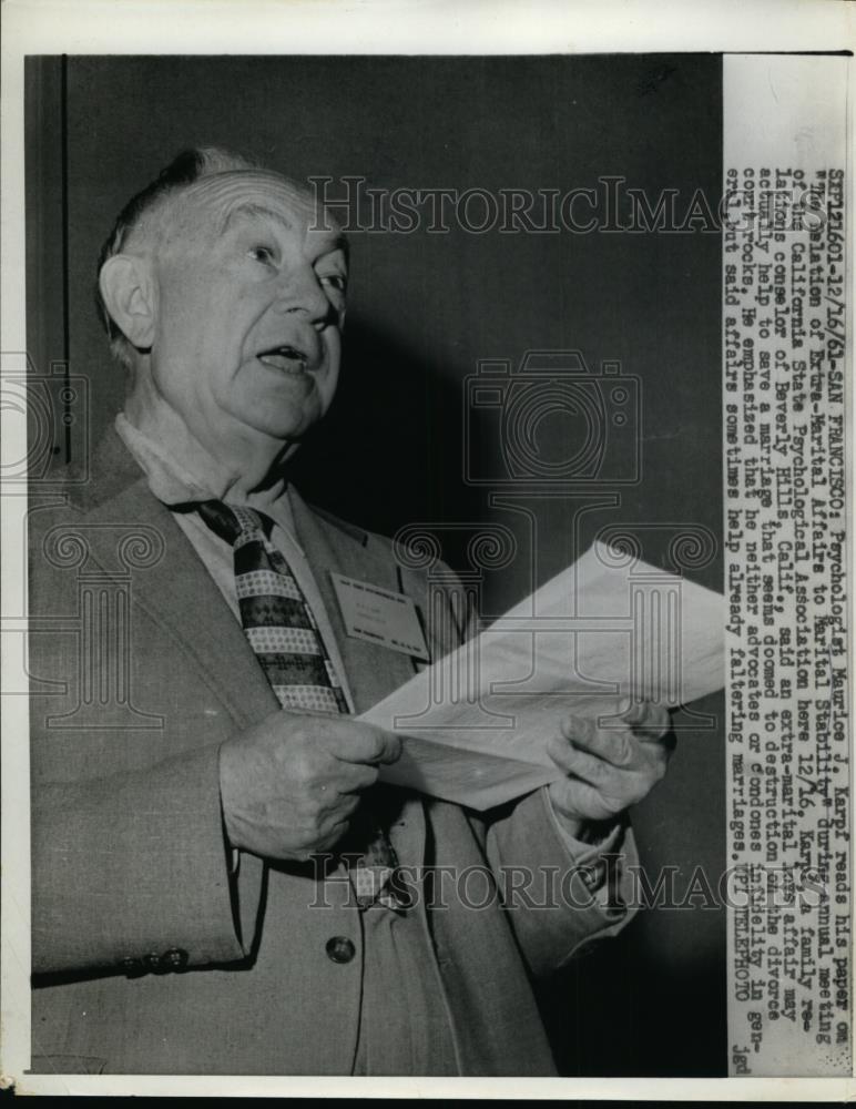 1961 Press Photo Psychologist Maurice Karpf at California Psychologica ...