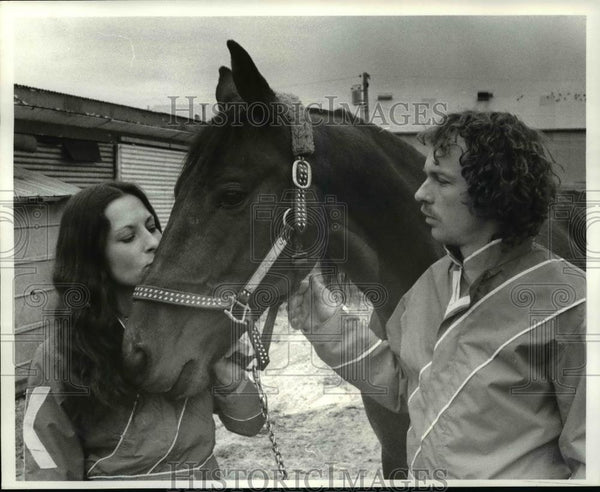1984 Press Photo Vicki Kash Plants Kiss On Danny A.Woe as Husband Keit ...