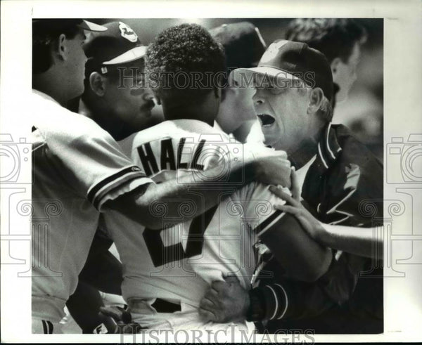 1988 Press Photo Manager Doc Edwards screams at Mel hall for starting ...