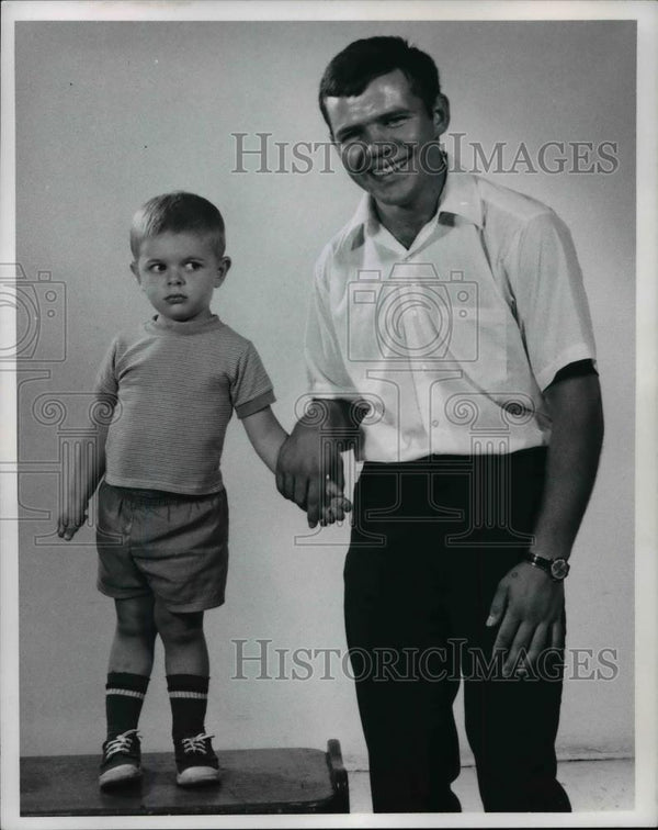 1971 Press Photo Boxer Frank Kolovrat and son Frankie Jr. - cvb63778 ...