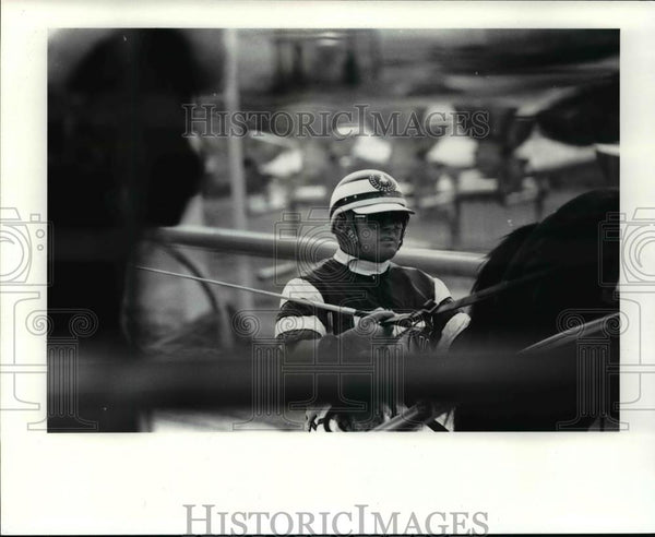 1986 Press Photo Don O'Dwyer Rides Behind the Gate at the Start of a R ...