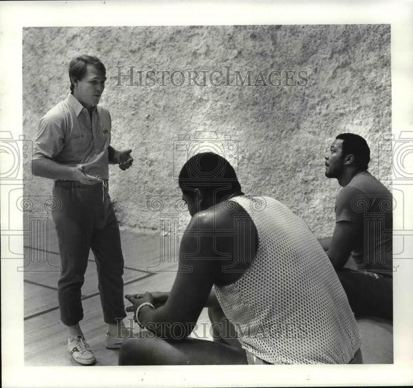 1984 Press Photo Cavs coach George Karl, Geoff Crompton and Mel Turpin ...