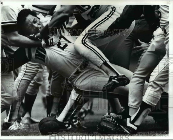 1986 Press Photo Mel Hall is restrained after charging the mound after ...