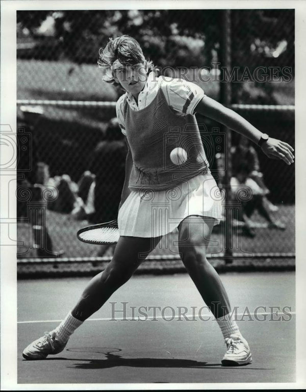 1986 Press Photo Sarah Hurst, Winner of Her Match in the 18 Division ...