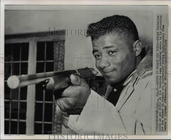 1959 Press Photo Floyd Patterson holds an air rifle at his training ca ...