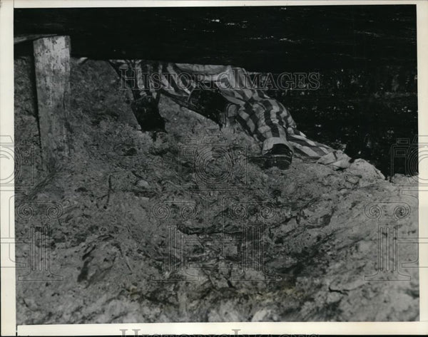 1938 Press Photo Two convicts demonstrate how others escaped from coal ...