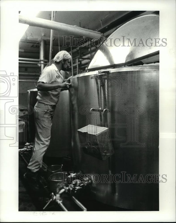 1986 Press Photo Pierre French ice cream, co., Andy Gall examines ice ...
