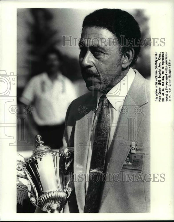 1988 Press Photo Owner James Cottrell accepts the winners cup - cvb634 ...