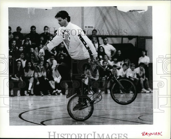 1991 Press Photo Bicycle acrobat Dave Morris performs at Glover Middle ...