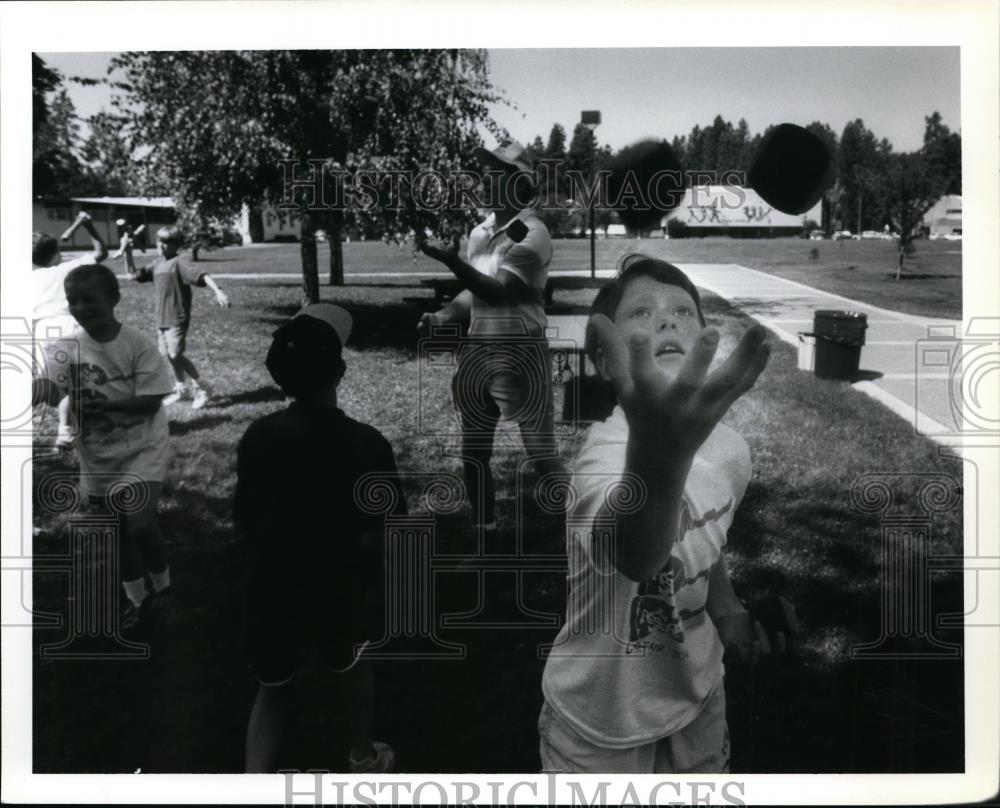 1992 Press Photo Eric Davidson juggles during a workshop at the annual ...