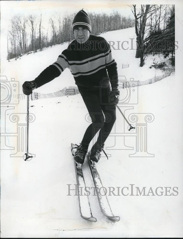 Jimmy Heuga demonstrates skiing techniques on a slope 1969 Vintage ...