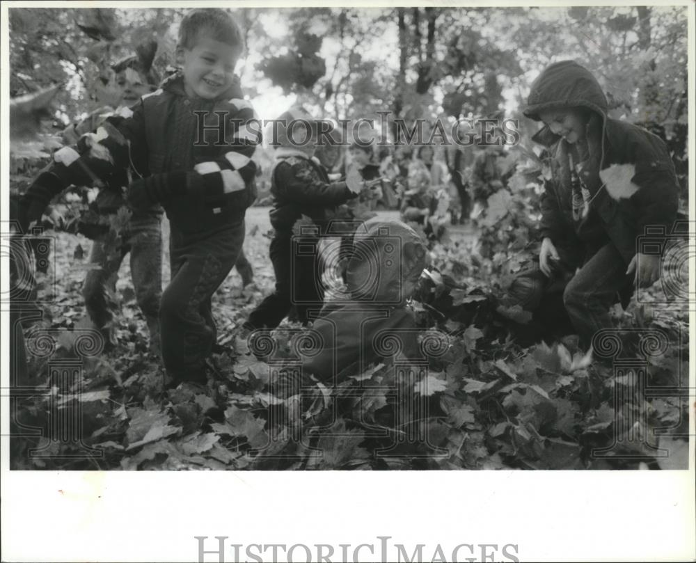 1990 Press Photo Hutton Elementary School Students with Teacher Mary S ...