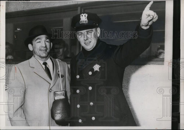 Boxer Carmen Basilio gets directions from police in Chicago 1958 ...