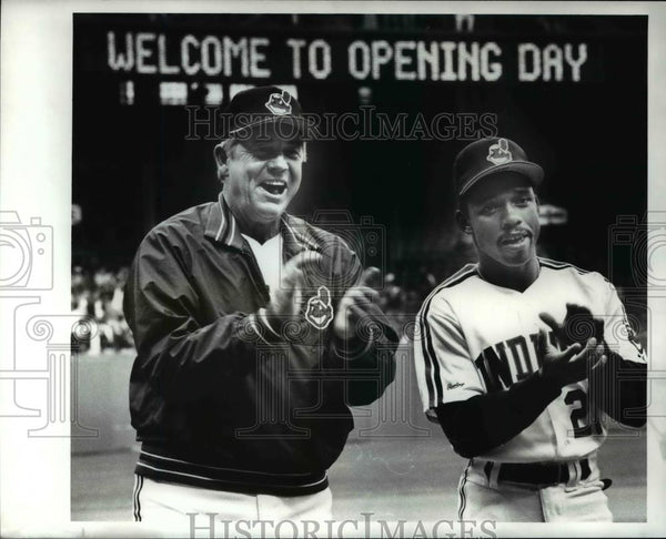 1989 Press Photo Indians manager Doc Edwards with Oddibe McDowell (R ...