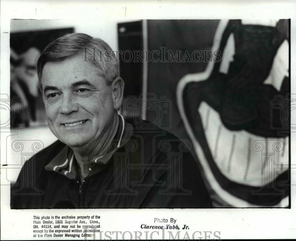1988 Press Photo Doc Edwards talks to the media after receiving a new ...