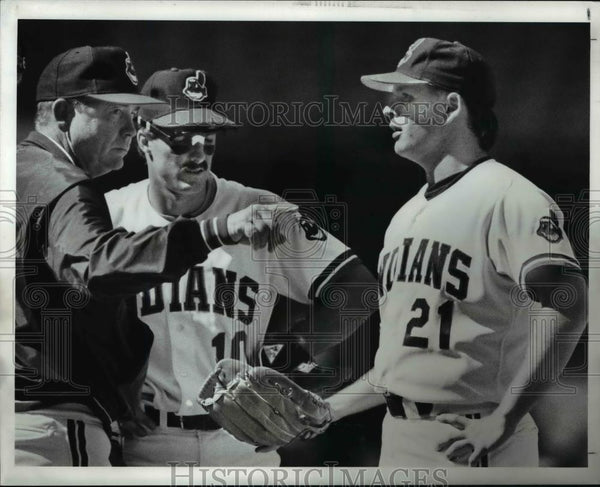 1988 Press Photo A grim Doc Edwards signals for reliever Don Gordon ...