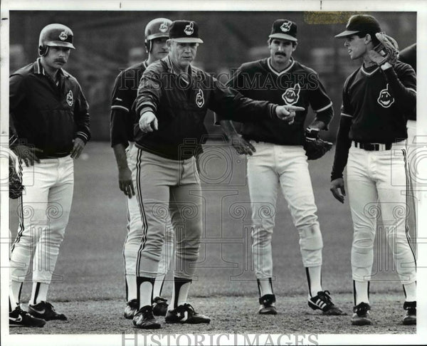 1988 Press Photo Doc Edwards talks with his infielders at practice ...