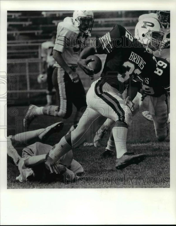 1986 Press Photo Rich Hullum picks up 35 yds. in the first quarter - c ...
