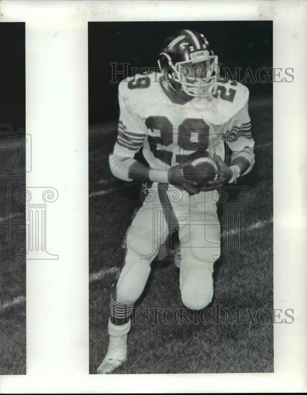 1985 Press Photo Carl Hoggs of Berea carries for a 1st down against Br ...