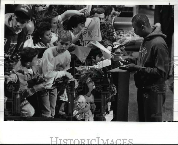 1989 Press Photo Phil Hubbard signs autographs prior to the Pistons ga ...