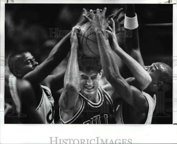 1989 Press Photo Cavs' Phil Hubbard & Randolph Keys tie up Bulls' Jack ...