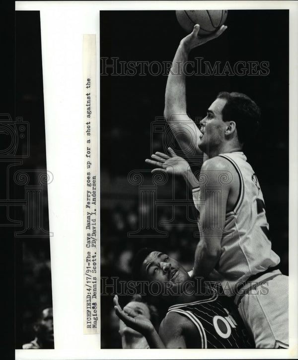 1991 Press Photo The Cavs Danny Ferry goes up for a shot against the M ...