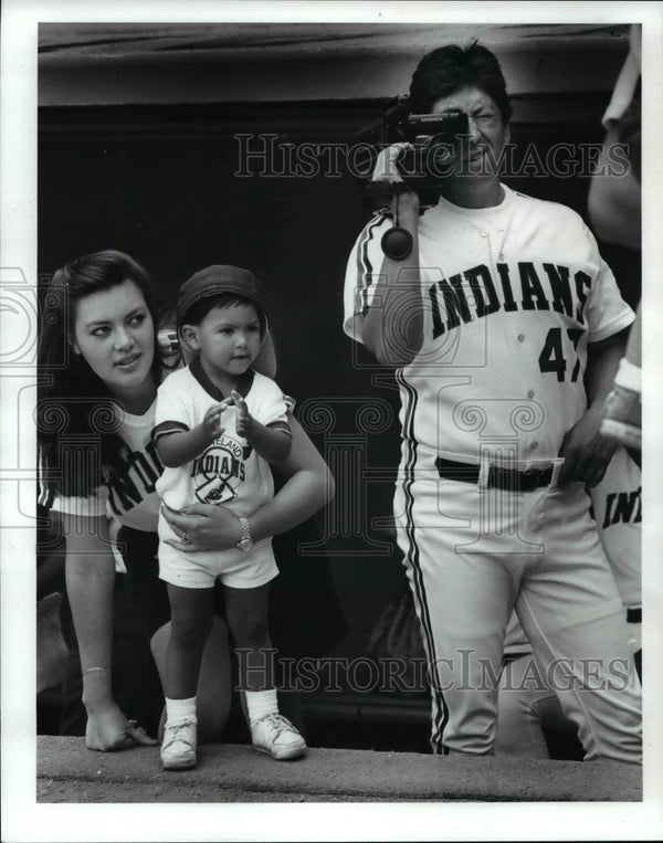 1989 Press Photo Indians pitcher Jesse Orosco with wife Leticia, son J ...