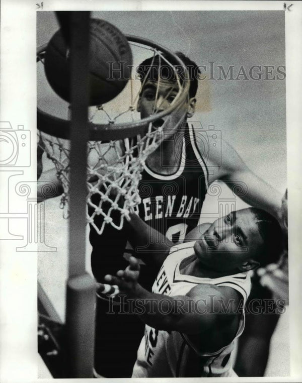 1986 Press Photo Eric Mudd of CSU tips in the ball as Brian Kimpke wat ...