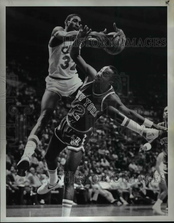 1986 Press Photo Roy Hinson is fouled by Rory Sparrow in basketball ac ...