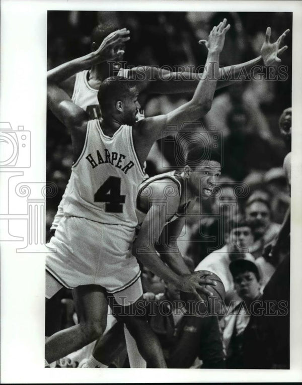 1989 Press Photo Cavs defending with Ron Harper-basketball action scen ...