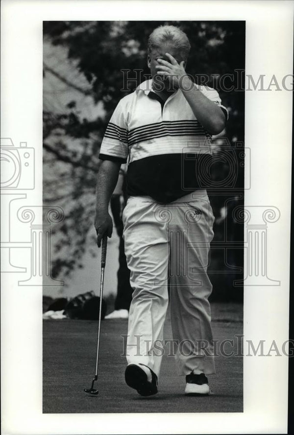 1991 Press Photo Mike O'Toole rubs his eyes as he walks across the8th ...