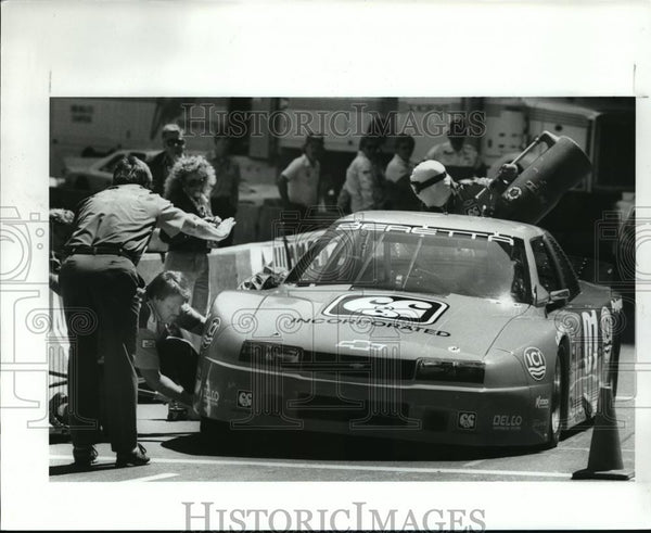 1989 Press Photo The pit crew for Tommy Kendall competed in Pitstop Ch ...