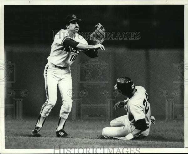 1988 Press Photo Zuvella gets Evans out at 2nd and Greenwell out at 1s ...