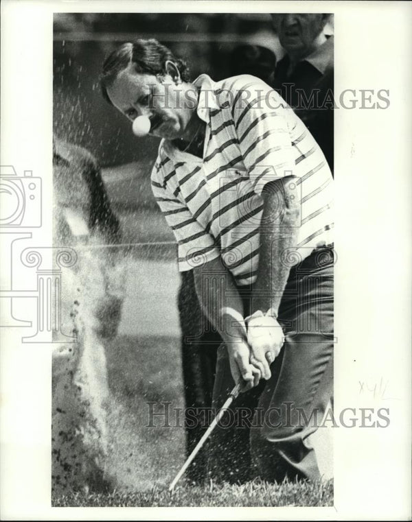 1983 Press Photo Bob Shearer hits out of a bunker during the first rou ...