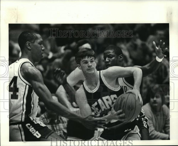 1984 Press Photo Randy Strange of Southwest Missouri State pressured b ...
