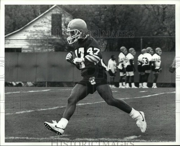 1991 Press Photo Cleveland Browns mini-camp Tyrone Thurman (47) at pra ...