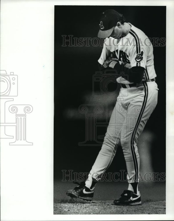 1989 Press Photo Pitcher Rod Nichols looking very frustrated with his ...