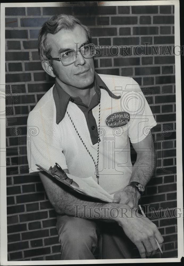 1976 Press Photo Cuyahoga Heights Basketball Coach Bob Coy - cvb72941 ...