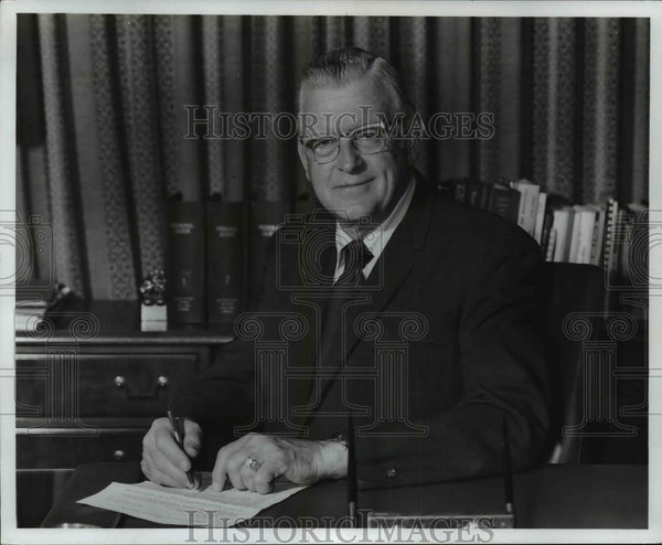 1973 Press Photo Chairman of the Board Arlo M. Smith - cvp99151 ...