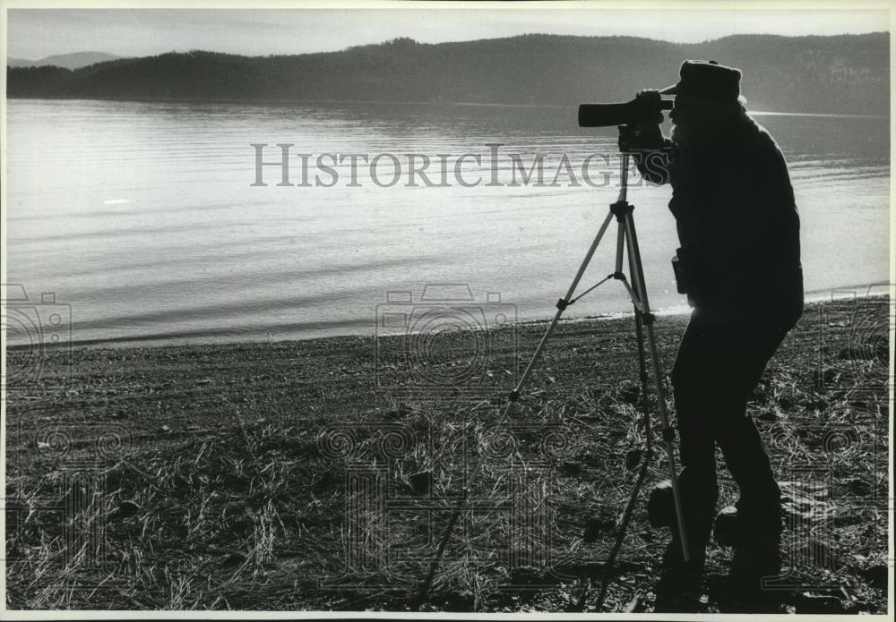 1990 Press Photo Richard Giles adjust his spotting scope near Lake Pen ...