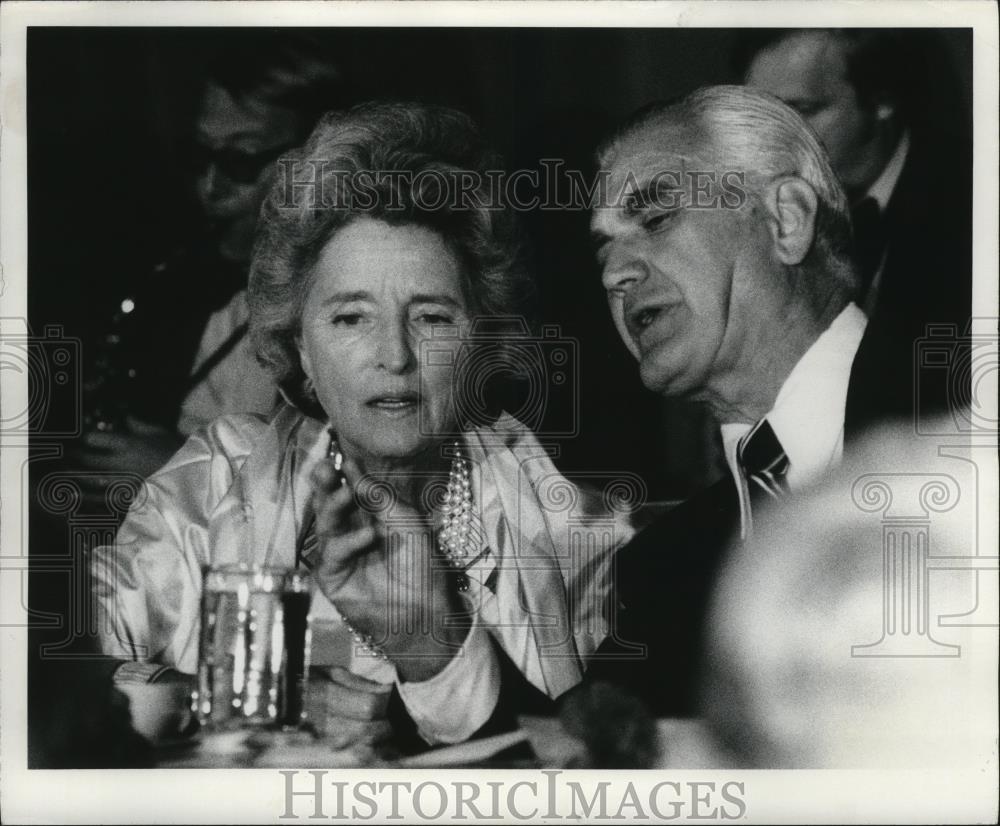 1974 Press Photo Gen Westmoreland shows a ring to Mrs Bob Hope - cvb78 ...