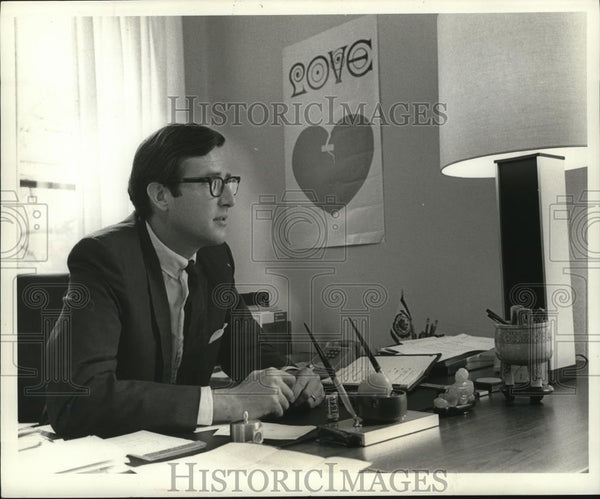 1968 Press Photo John Rockefeller IV in his campaign headquarters in C ...