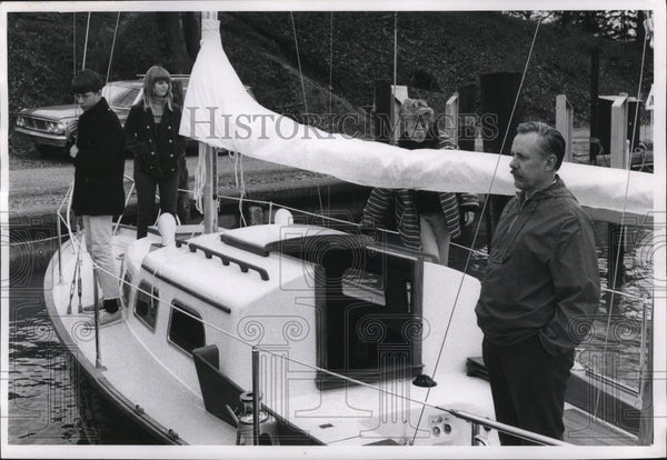 1967 Press Photo Robert Manry and family on a sailboat - cvb78414 ...
