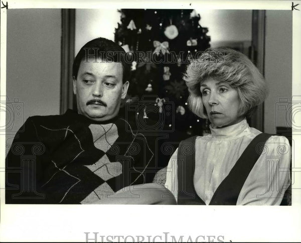 1986 Press Photo Geri and David Muck in living room of their Bath Town ...