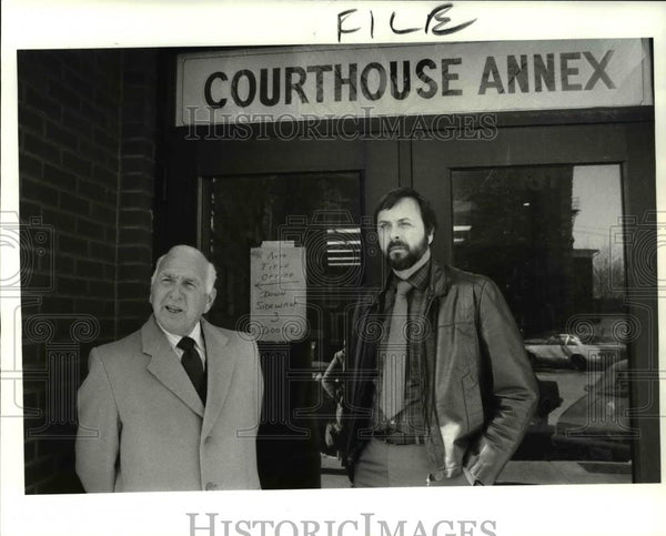 1987 Press Photo Geauga Co. officers Robert E. Phillips & Robert L. Ph ...